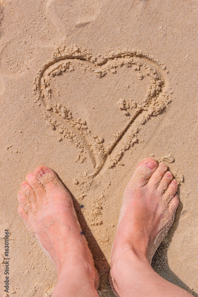 woman feet on sand with the hart image drawn on sand foto de Stock ...