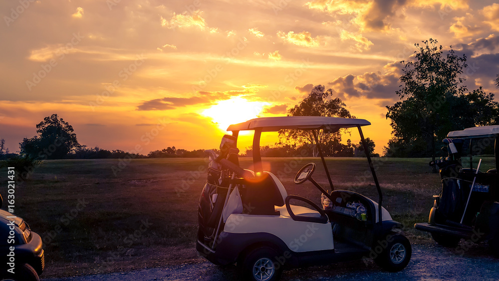 Foto de Silhouette of golf carts in Thailand golf course with beautiful ...