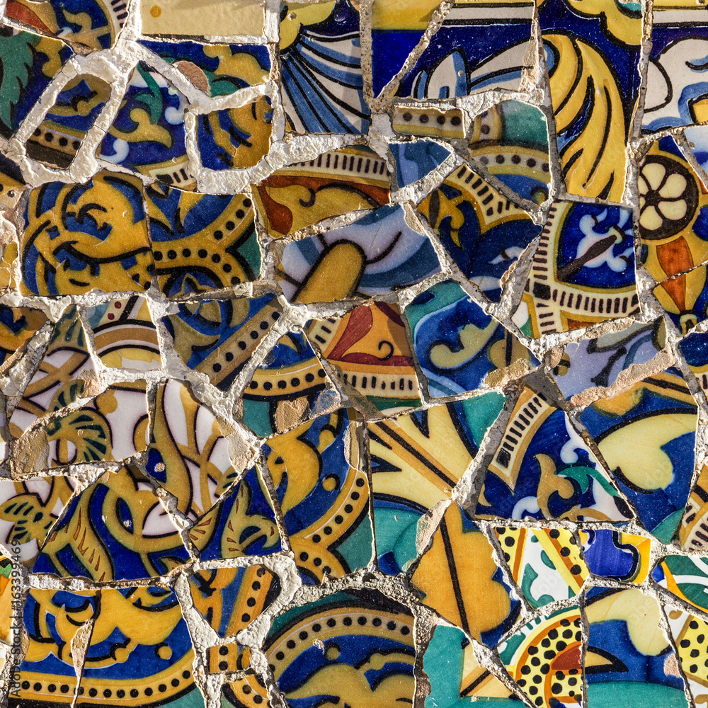 Foto Stock Broken glass mosaic tile, decoration in Park Guell ...