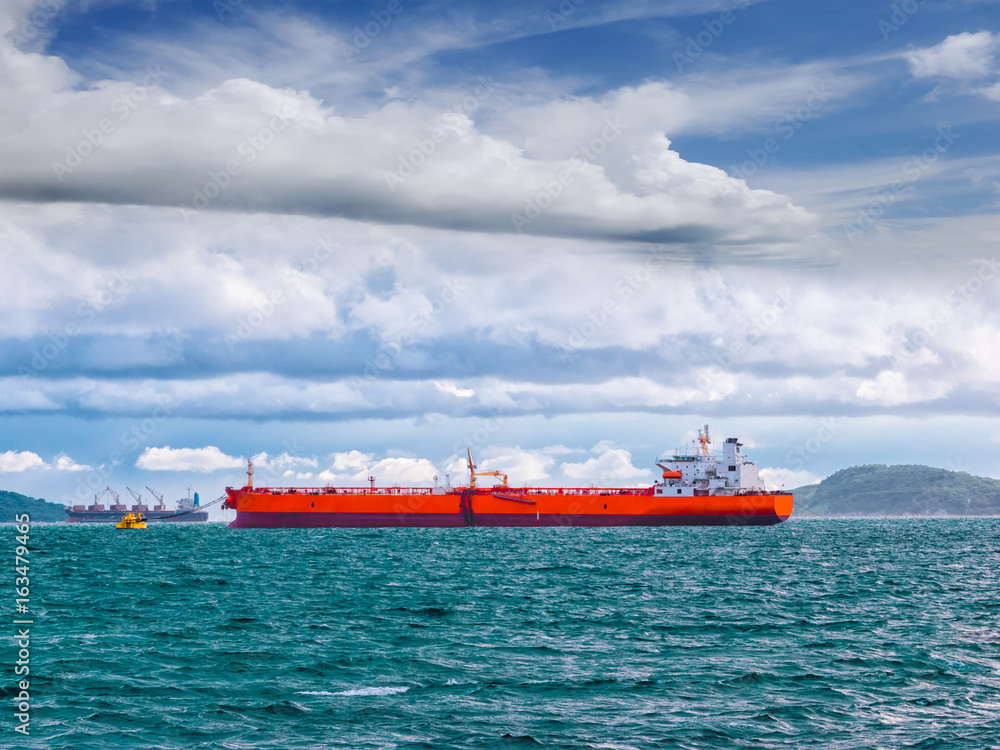 Single Mooring Buoy operation assistance vessel tanker at sea. Stock ...