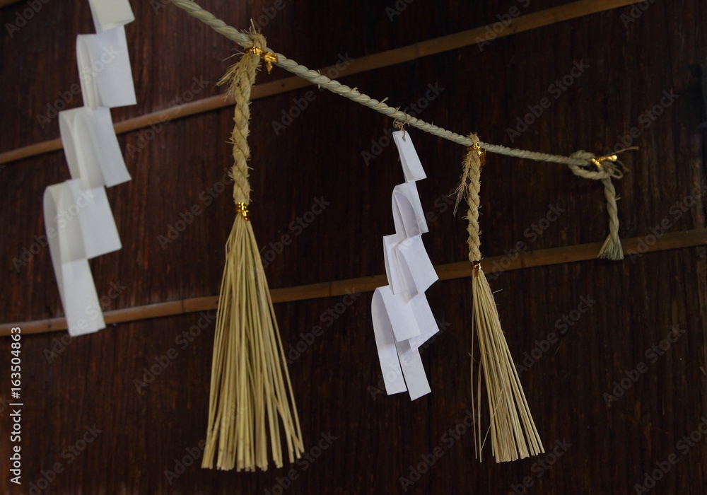 Shinto symbols in Japanese shrine: shide and shimenawa foto de Stock ...
