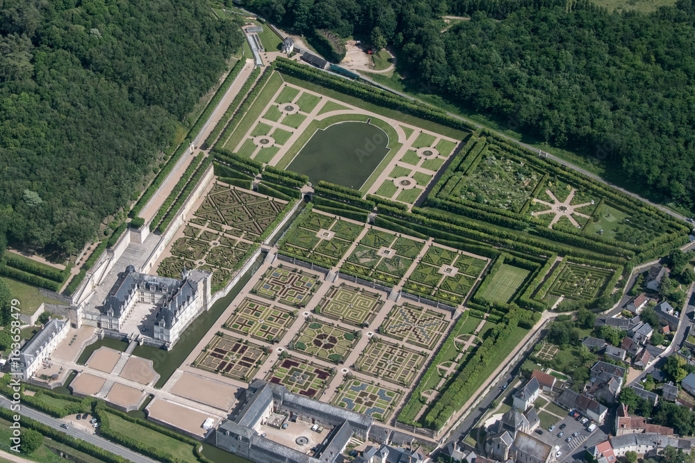 Vue aérienne du château de Villandry connue pour ses jardins Stock-Foto ...