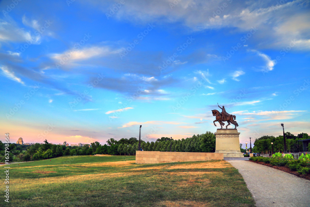 The sunset over the Apotheosis of St. Louis statue of King Louis IX of ...