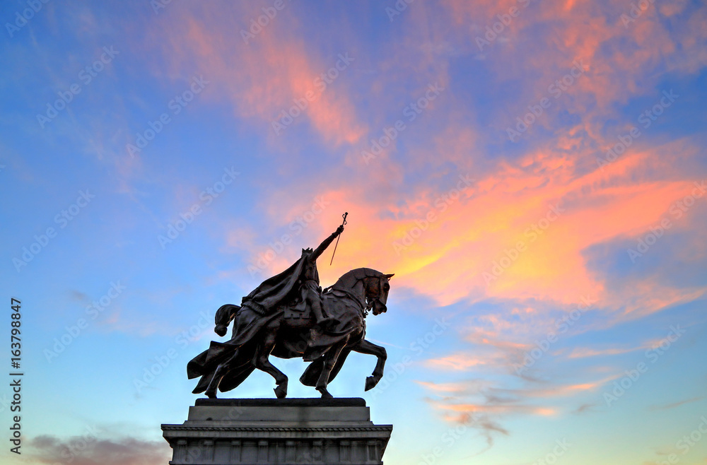 The sunset over the Apotheosis of St. Louis statue of King Louis IX of ...