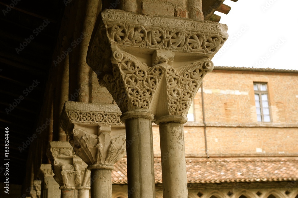 Chapiteau roman cloître Abbatiale Saint Pierre de Moissac Stock Photo ...