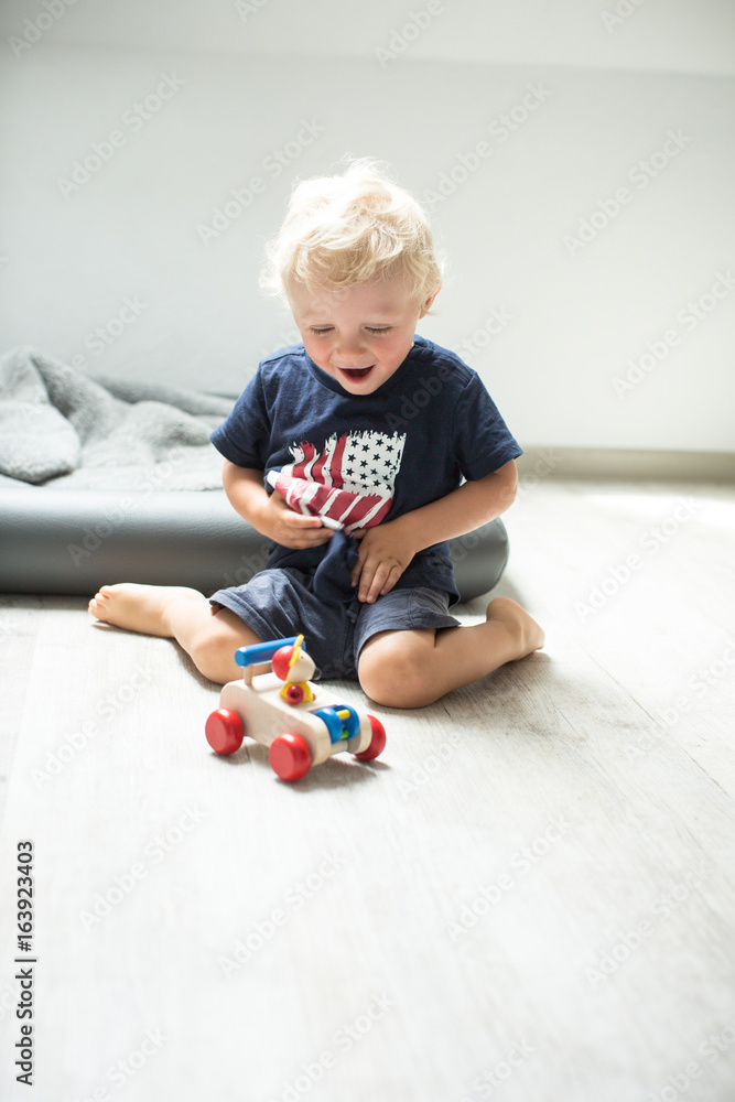 Kind spielt schön alleine Stock-Foto | Adobe Stock