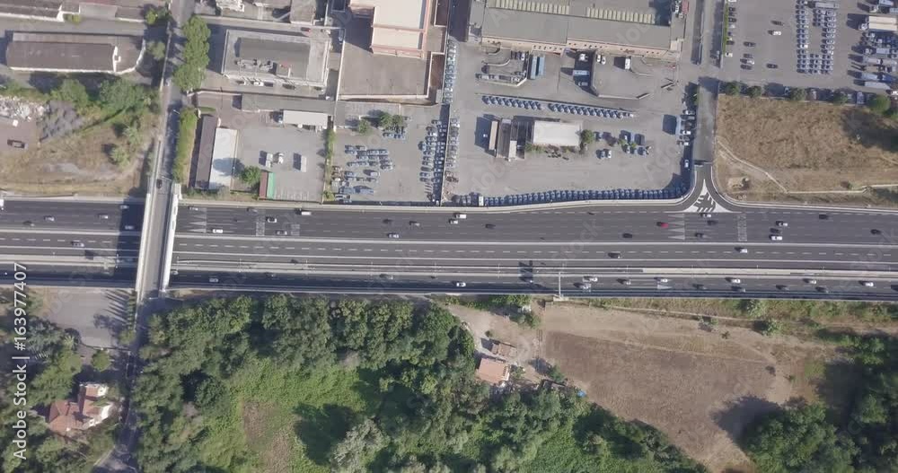 Stockvideon Vista aerea ortogonale del passaggio di automobili e camion ...