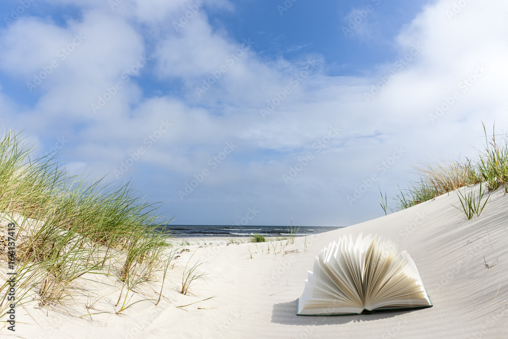 Buch am Strand Stock-Foto | Adobe Stock