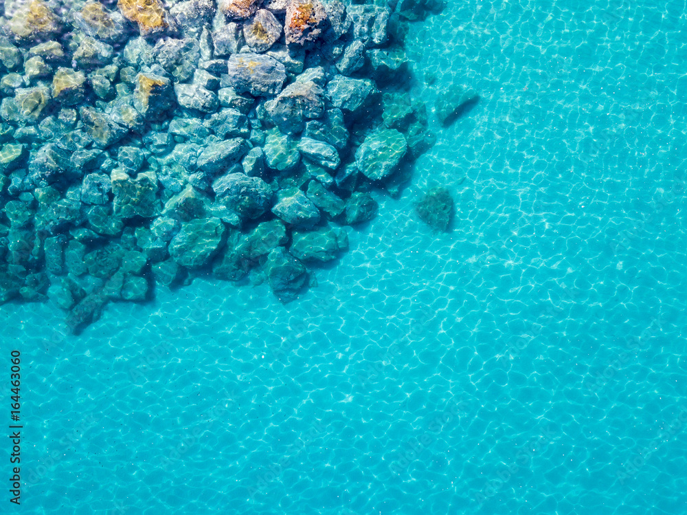 Vista aerea di scogli sul mare. Panoramica del fondo marino visto dall ...