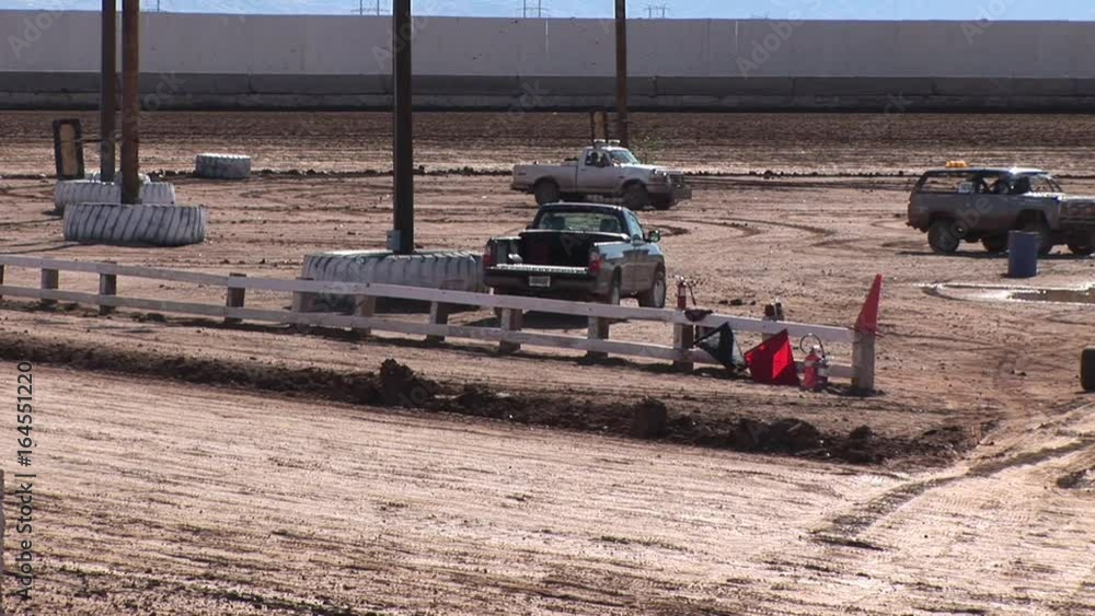 Race Cars on A Dirt Track: Racing Crews in the Background vídeo de ...