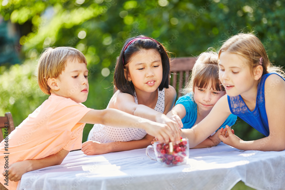 Kinder beim Kirschen essen Stock Photo | Adobe Stock