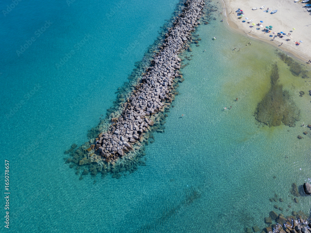 Vista aerea di un molo con rocce e scogli sul mare. Molo di Pizzo ...