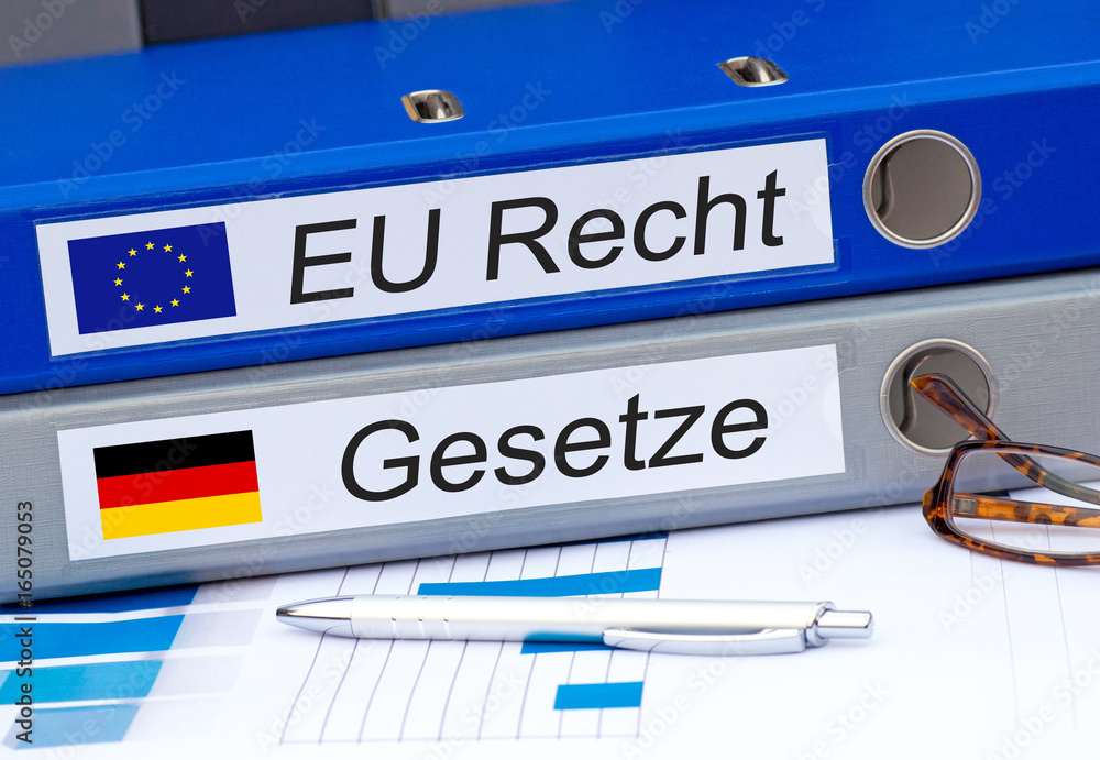 EU Recht und deutsche Gesetze, zwei Ordner mit Schrift im Büro ...