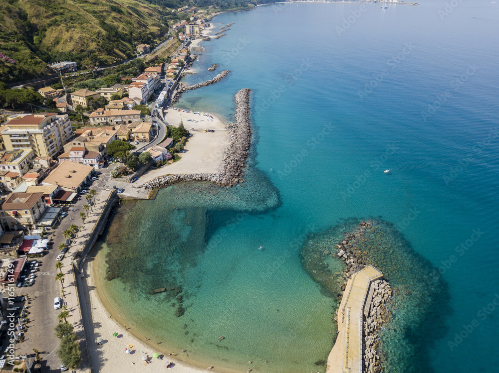 Vista aerea di scogli sul mare. Panoramica del fondo marino visto dall ...