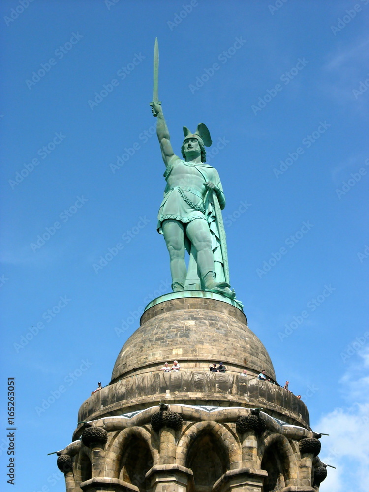 Das Hermannsdenkmal mit Hermann dem Chersusker und Sockel aus Sandstein ...