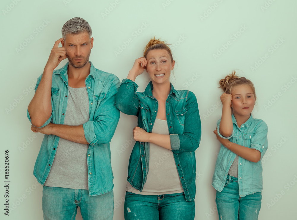 thinking family foto de Stock | Adobe Stock