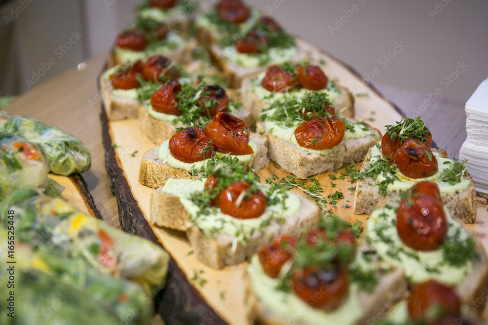 Catering / Belegte Brote mit Frischkäse und Tomate Stock-Foto | Adobe Stock