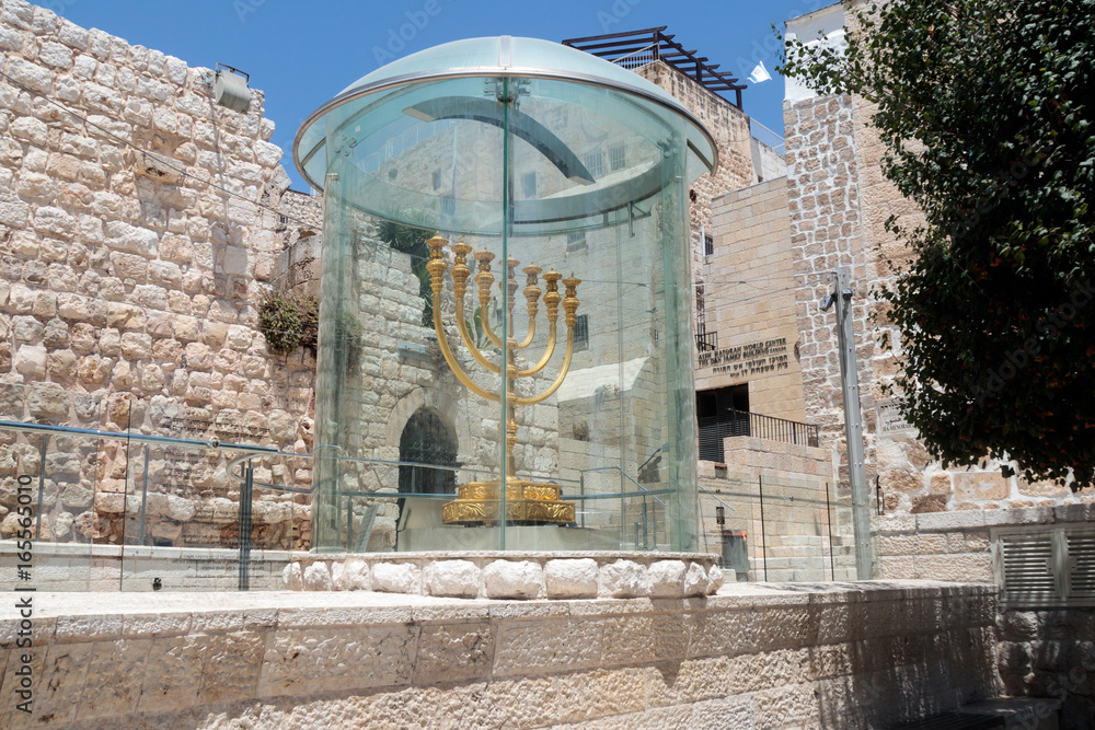 Foto de The Menorah - the golden seven-barrel lamp - the national and ...