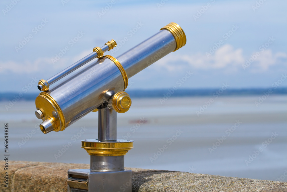 Fernrohr auf dem Mont Saint-Michel Stock Photo | Adobe Stock