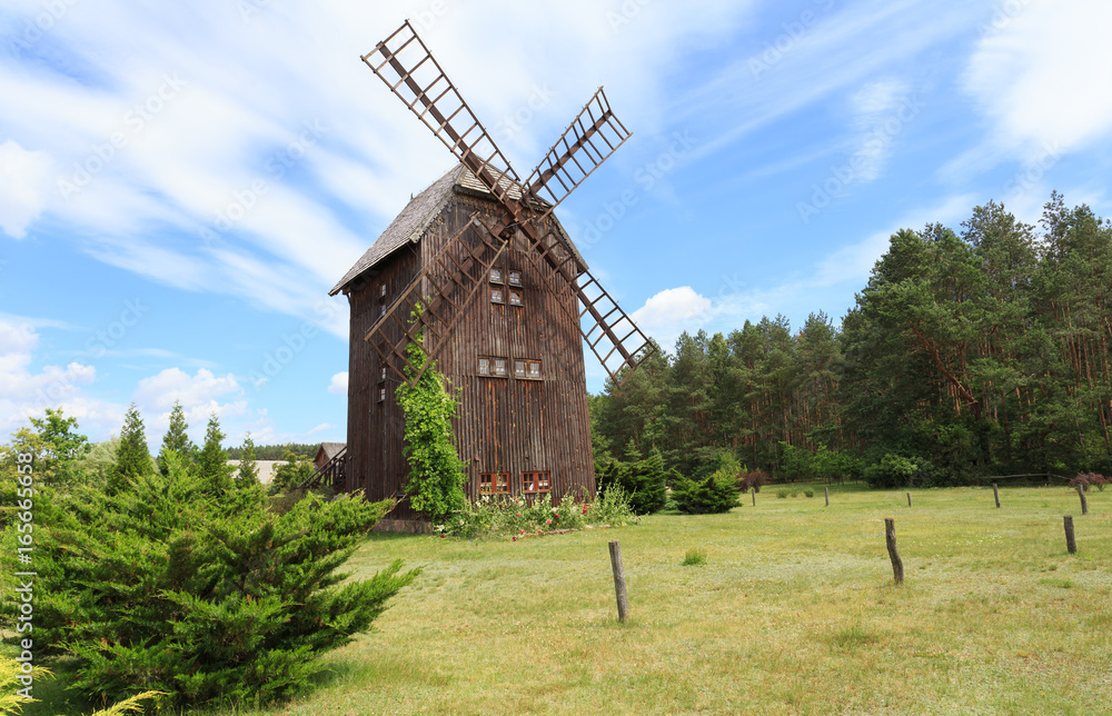 Zabytkowy wiatrak drewniany typu koźlak, w przeszłości ...
