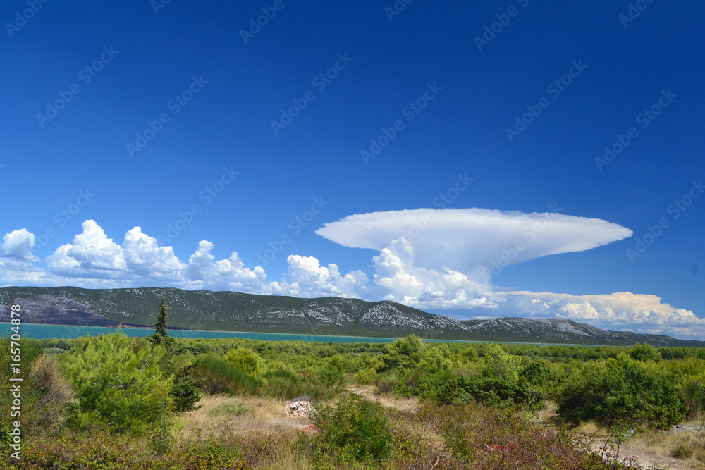 Cumulonimbus capillatus cloud and Vranksko jezero in Croatia Stock-foto ...