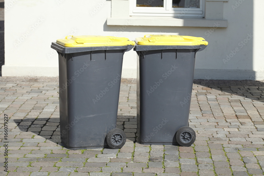 Gelbe Tonnen, Wertstofftonnen für Plastikmüll Stock Photo | Adobe Stock
