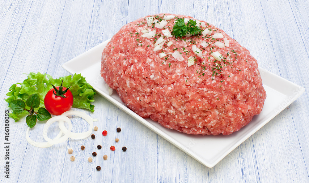 Frisches Schweinemett mit Zwiebeln auf weißem Holzuntergrund Stock-Foto ...