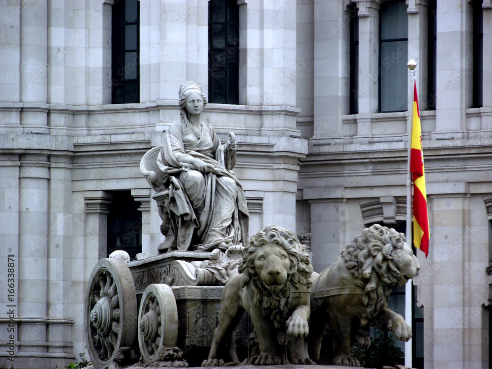 Escultura de la Fuente de Cibeles mostrando a la diosa Cibeles y su ...