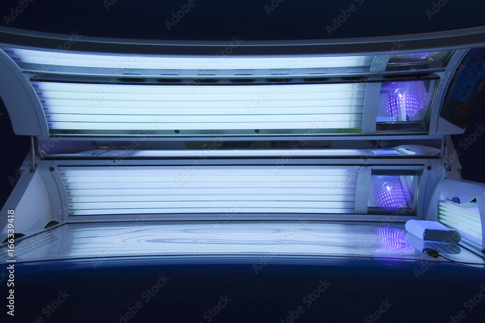 Fotka „Tanning Salon, Solarium empty tanning bed in modern beauty salon ...