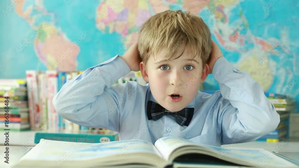 The emotion of wonder and astonishment of the elementary school student ...