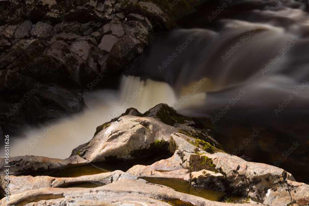 Fluss mit Steinen und Felsen - Langzeitbelichtung Stock-Foto | Adobe Stock