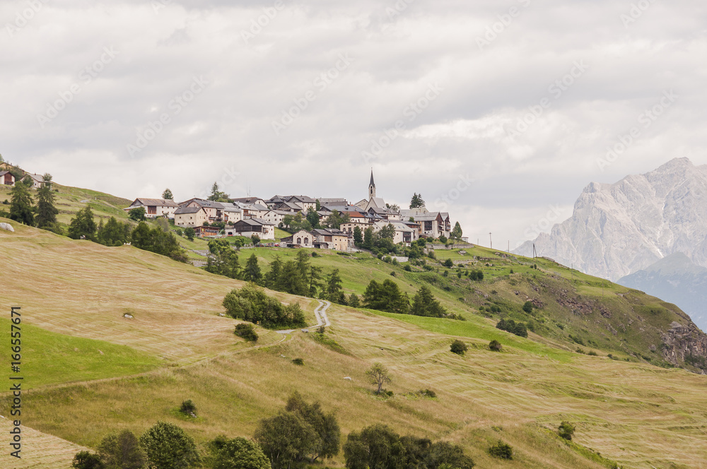 Guarda, Dorf, Kirche, Engadin, Unterengadin, Felder, Feldweg, Wanderweg ...