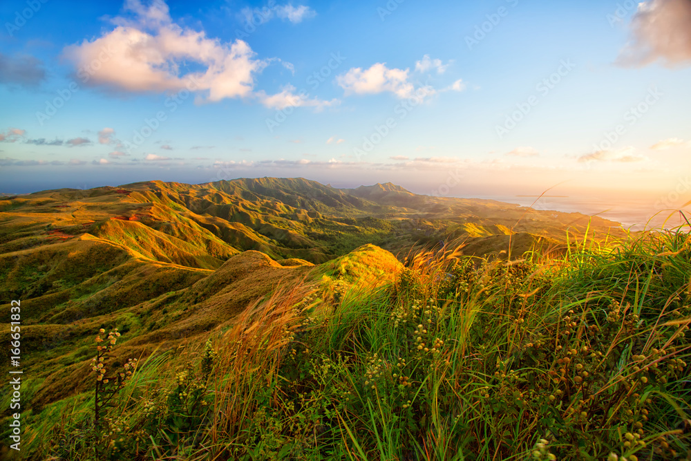 Foto de The setting sun over the tropical island of Guam from the ...