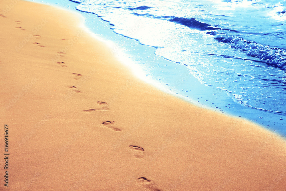Leinwandbild 3-teilig Fussspuren im Sand am Strand