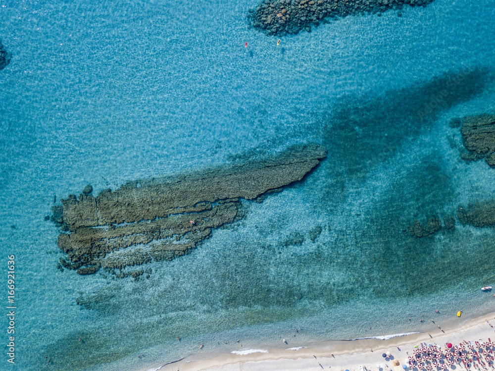 Fondale marino visto dall’alto, spiaggia di Zambrone, Calabria, Italia ...