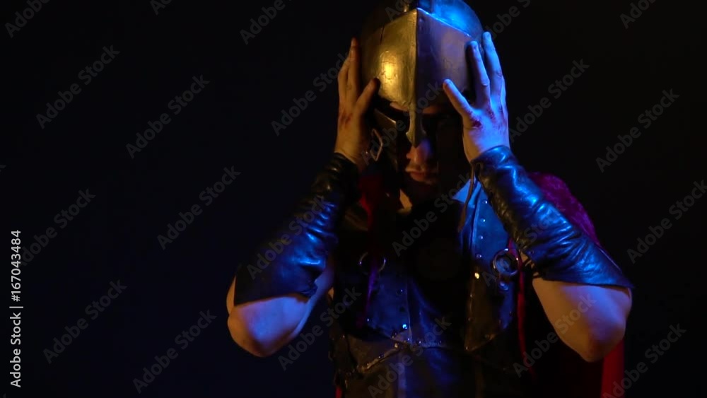 Vidéo Stock The dark haired Roman gladiator in leather armor and cloak ...
