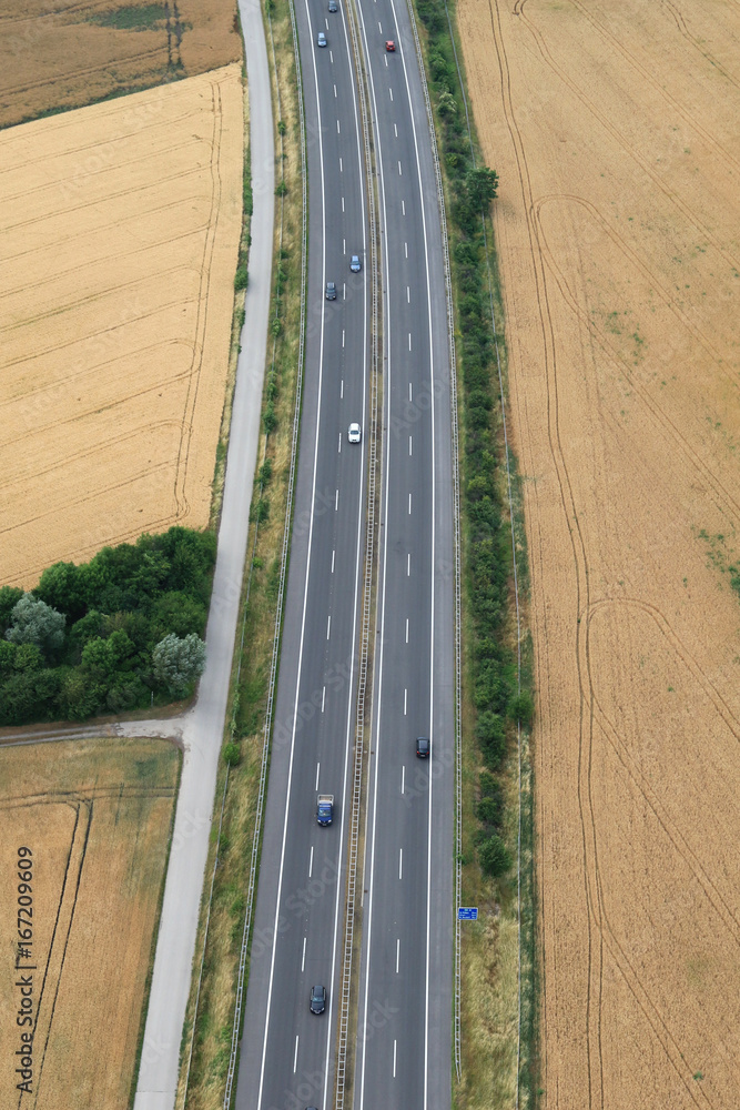 Autobahn Straße Verkehr Transport Hochformat Landschaft Feld Felder ...