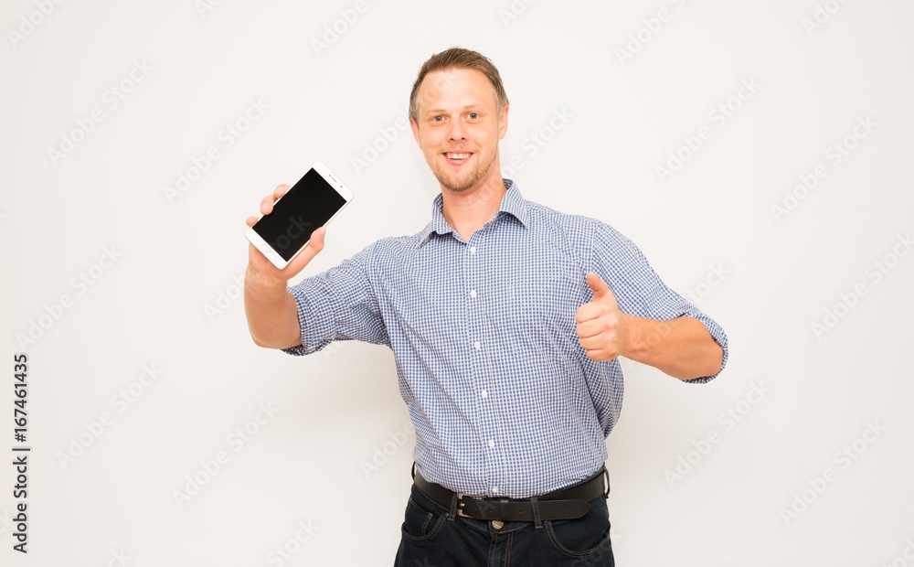 smartphone telefonieren handy zeigen frölich lachen daumen hoch mann ...