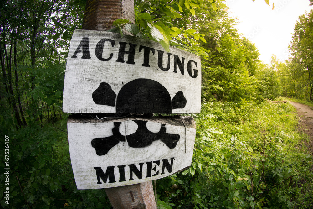 Achtung Minen Gefahr Schild ภาพถ่ายสต็อก | Adobe Stock