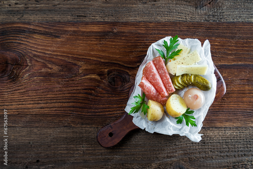 Raclette - Wurst und Käse - Platte - Jause - Zutaten Stock Photo ...