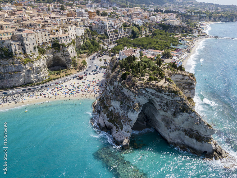 Foto de Panoramica di Tropea, casa sulla roccia e Santuario di Santa ...