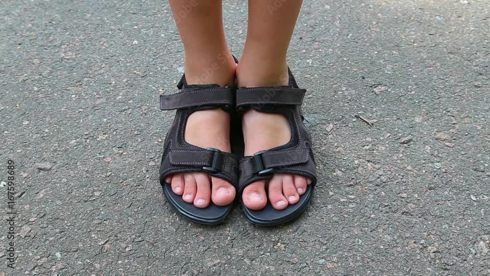 Video „Closeup top view of feet of white child wearing brown leather ...