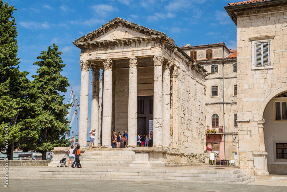 Altstadt und Sehenswürdigkeiten von Pula, Istrien, Kroatien Stock Photo ...