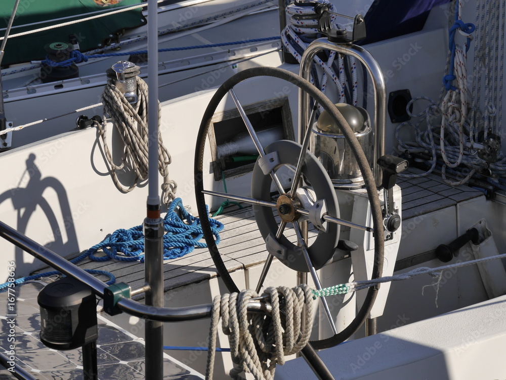 Segelschiffsdeck mit Steuerrad Stock-Foto | Adobe Stock