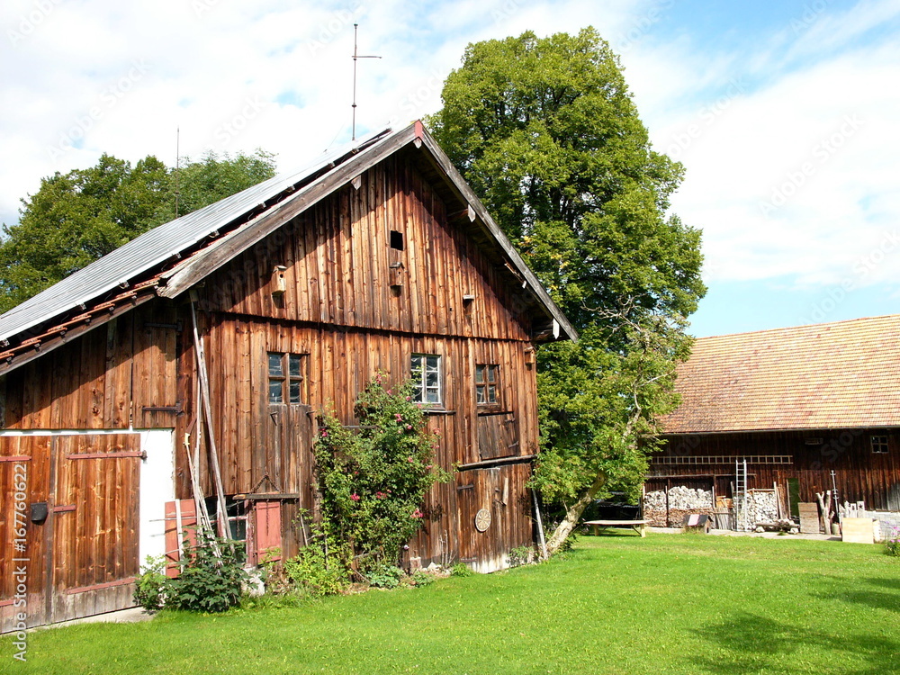 Schöner alter restaurierter Bauernhof mit Scheune aus braunem Holz im ...