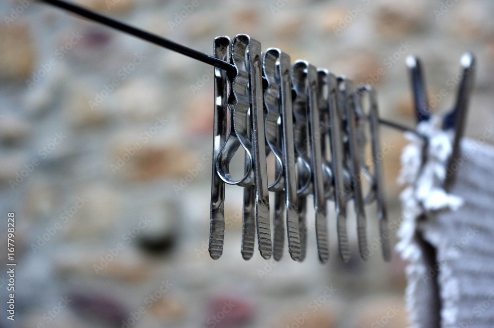 pince à linge en inox sur corde à linge et serpillière, Stock Photo ...