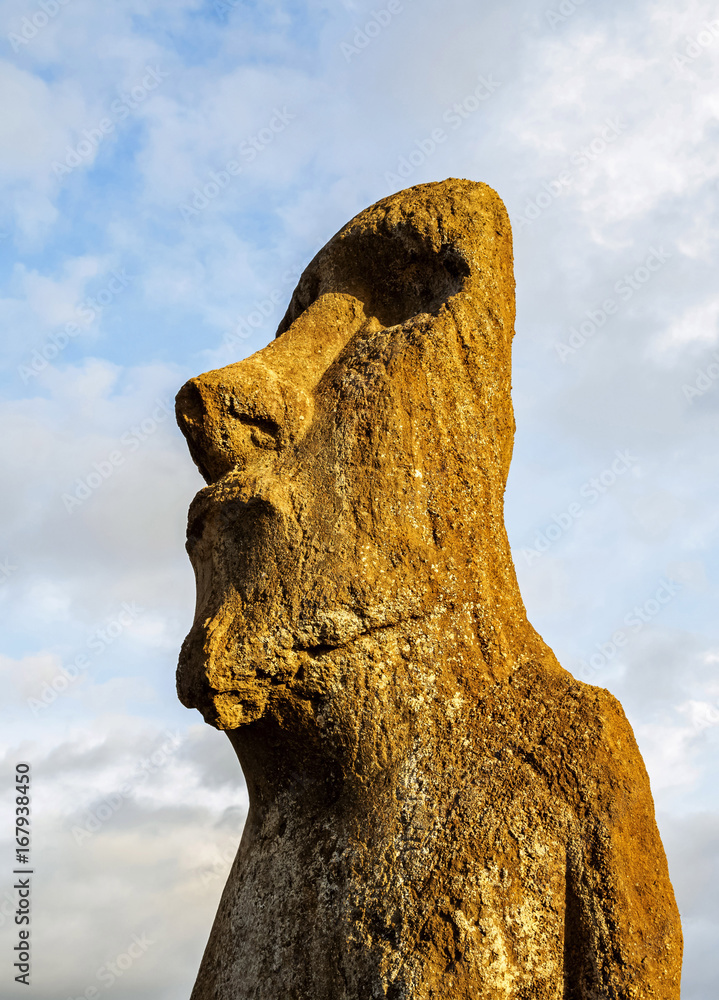 Foto de Moai in Ahu Tongariki, Rapa Nui National Park, Easter Island ...