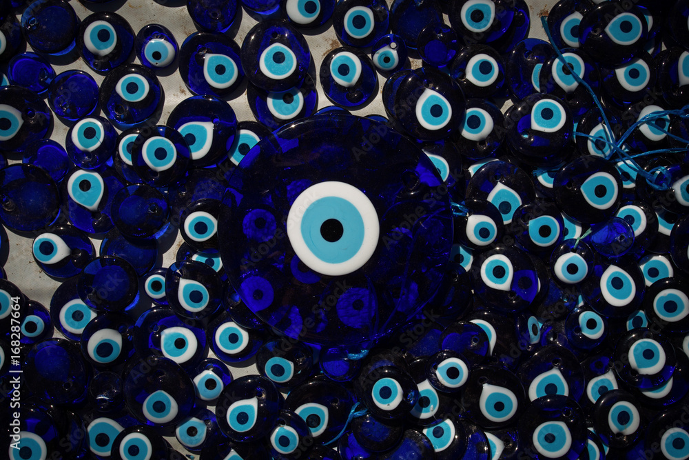 Foto de The eye-shaped amulets - Nazars, made of blue glass and ...
