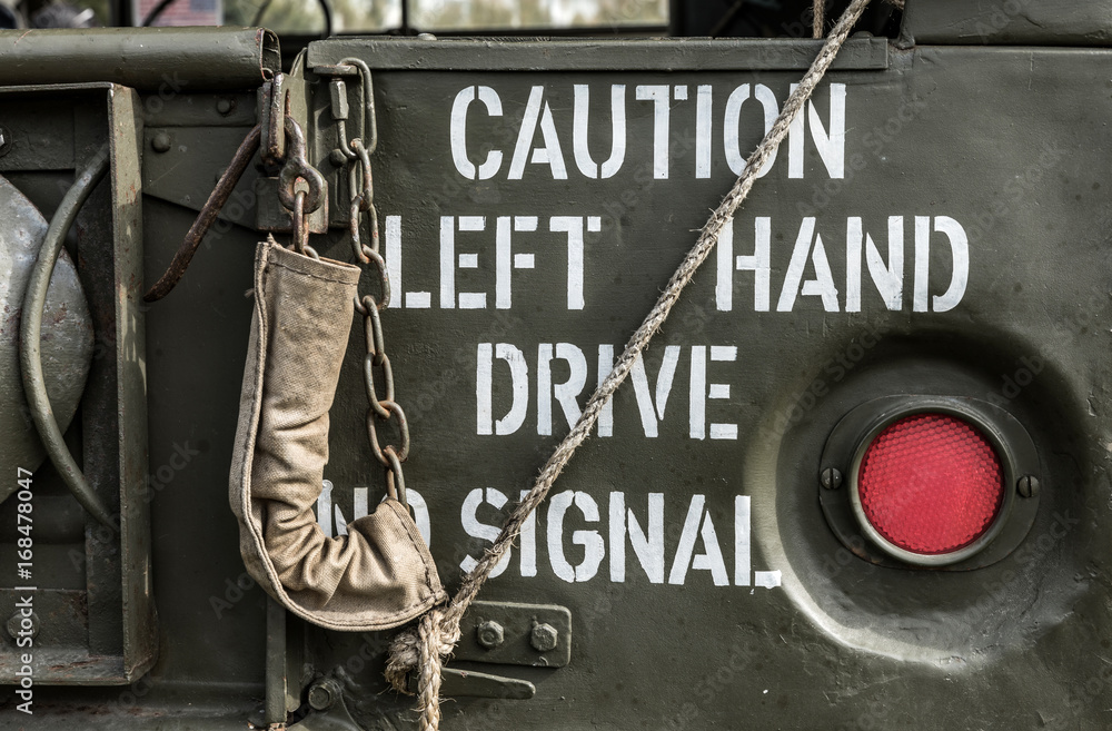"Caution Left Hand Drive No Signal" à l'arrière d'un véhicule militaire ...
