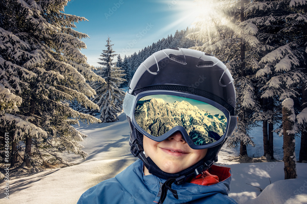 Kind in Winterlandschaft mit Skibrille und Helm Stock-Foto | Adobe Stock